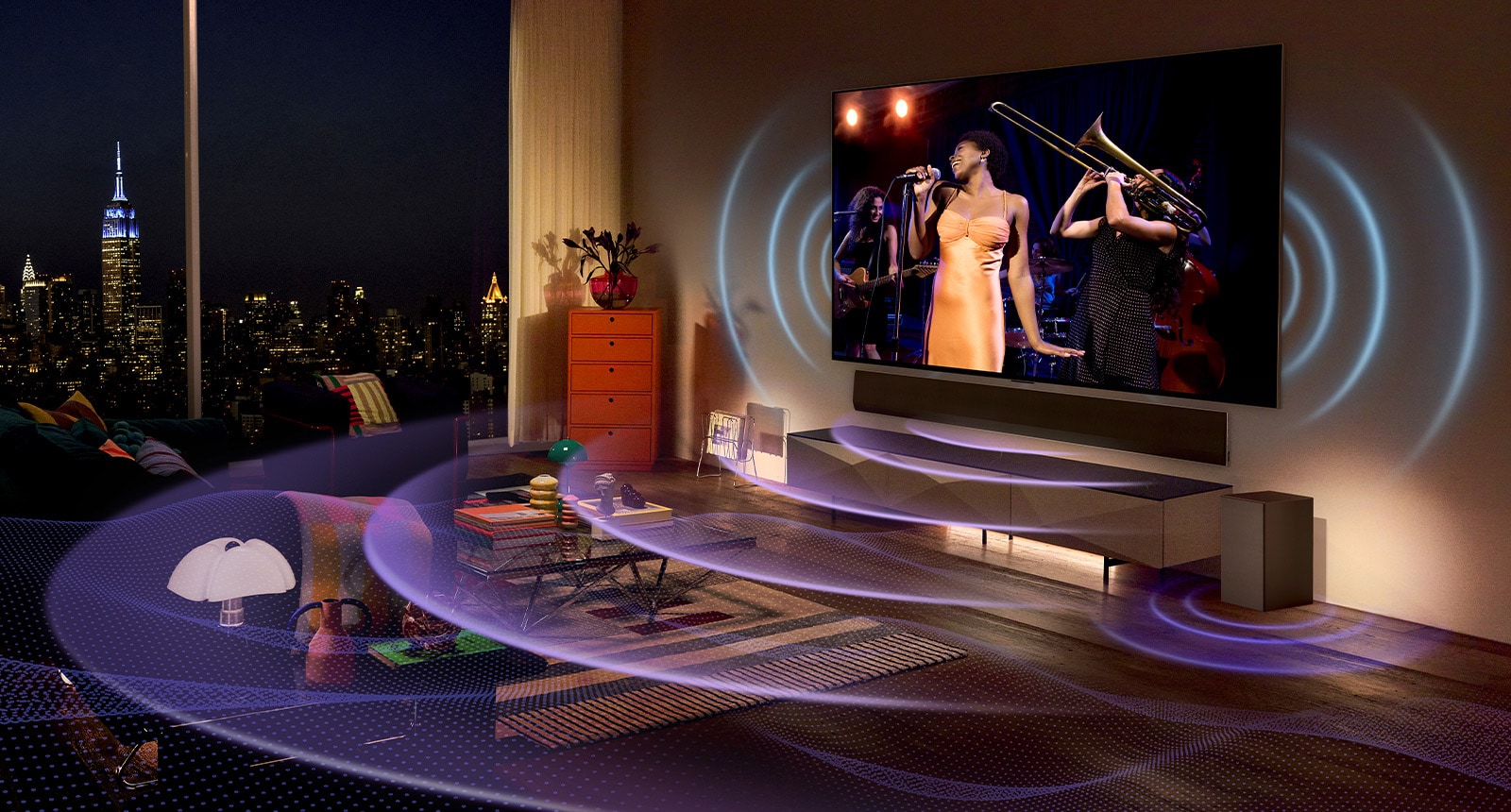 Et bilde av en LG OLED-TV i et rom som viser en musikk-konsert. Blå kurvede linjer som forestiller TV-lyd og lilla kurvede linjer som uttrykker at lyden til lydplanken fyller rommet.