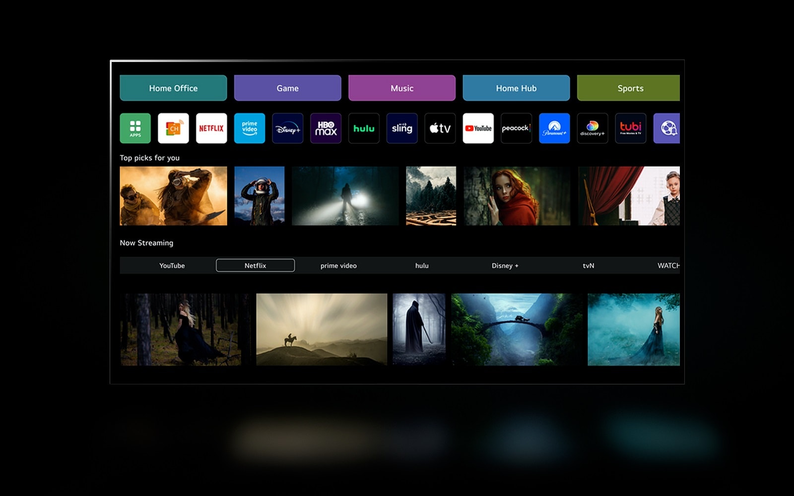 Et klipp fra en sci-fi film forandrer størrelse for å bli et bilde på skjermen til webOS 23 New Home UX. Etter du blar ned, vil hjem-skjermen vise personlige anbefalinger og populært innhold.