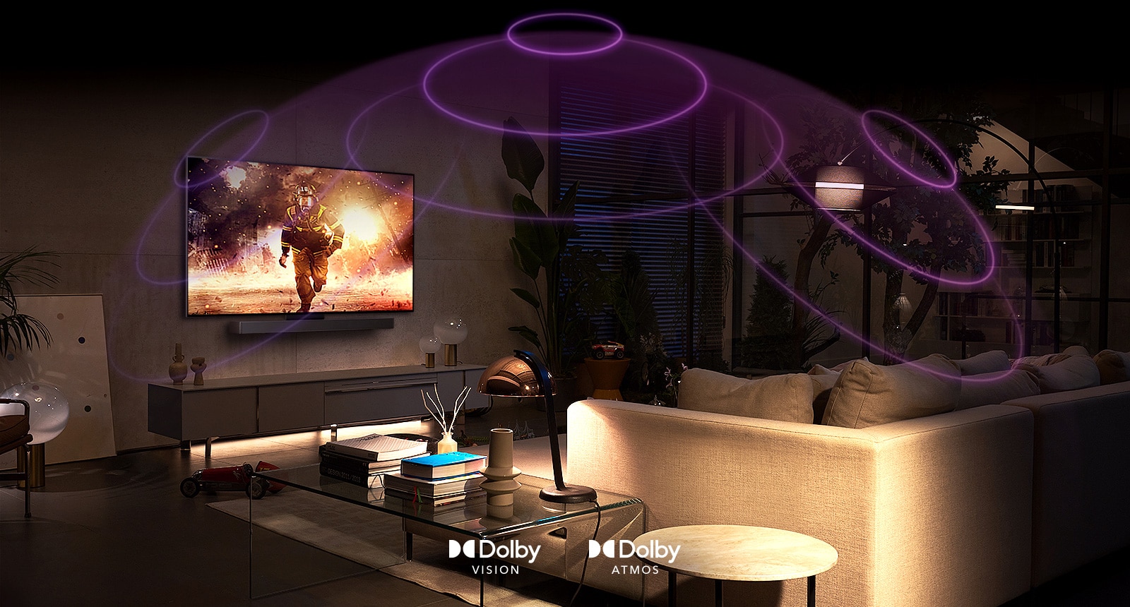 Et bilde av en LG OLED-TV i et rom som spiller av en actionfilm. Lydbølger lager en halvkule mellom sofaen og TV-en, og skildrer oppslukende romlyd.