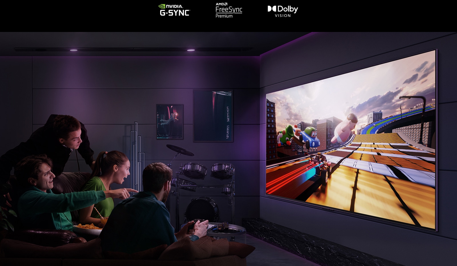 Et bilde av tre menn som spiller et bilspill på en LG OLED TV i en moderne byleilighet.